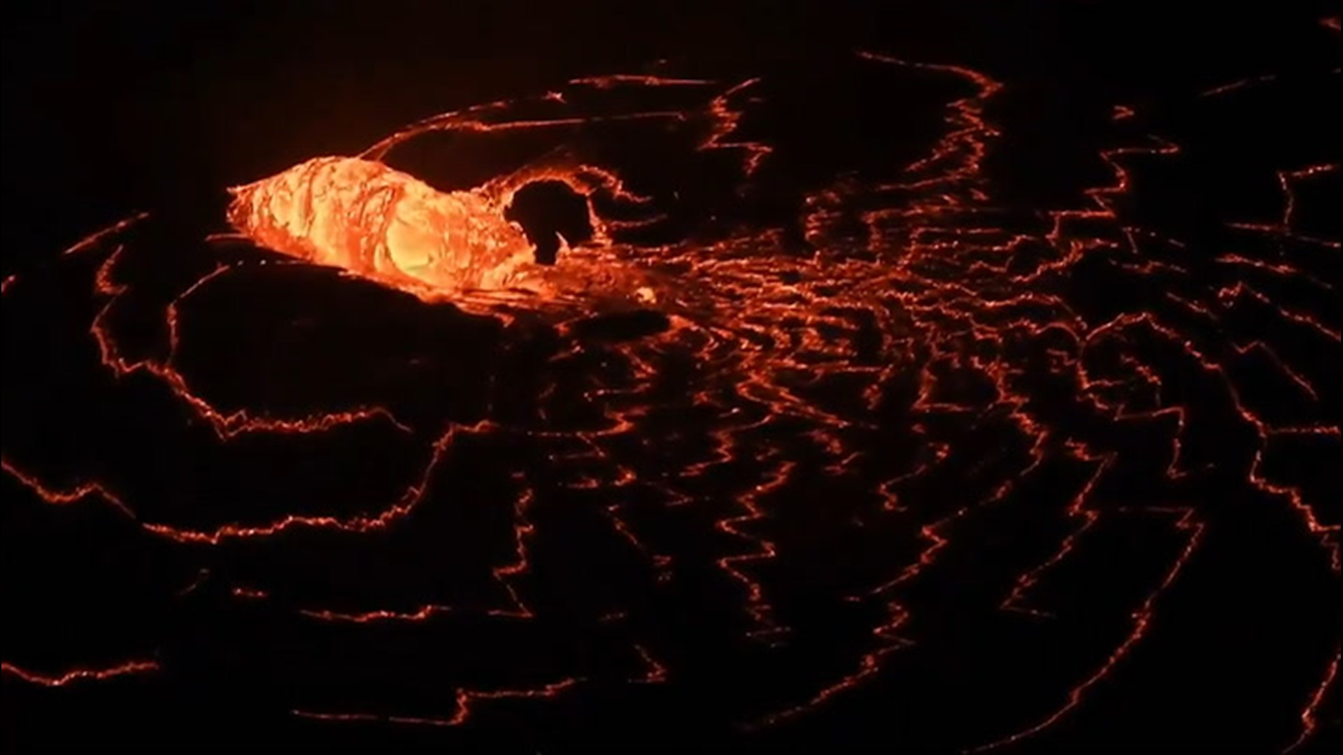 Lava spews in a 'dome fountain' at Mt. Kilauea's growing lava lake ...