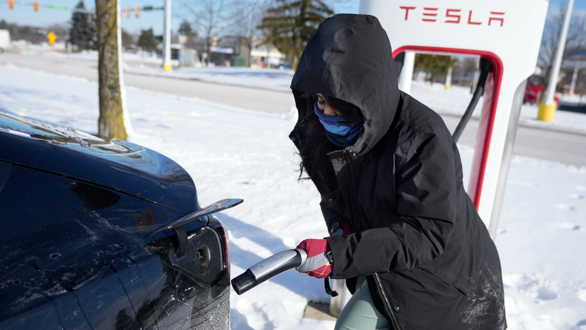 Tesla drivers stranded as batteries drain in subzero temps | wkyc.com