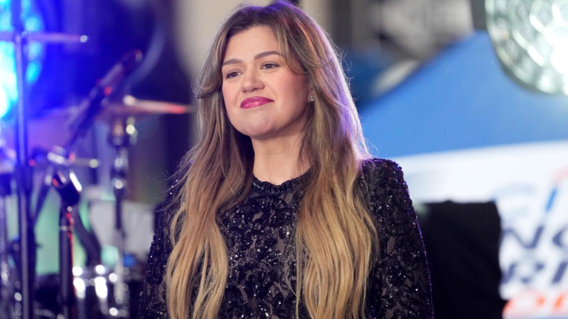 Kelly Clarkson delays Vegas residency debut, citing vocal strain | wkyc.com