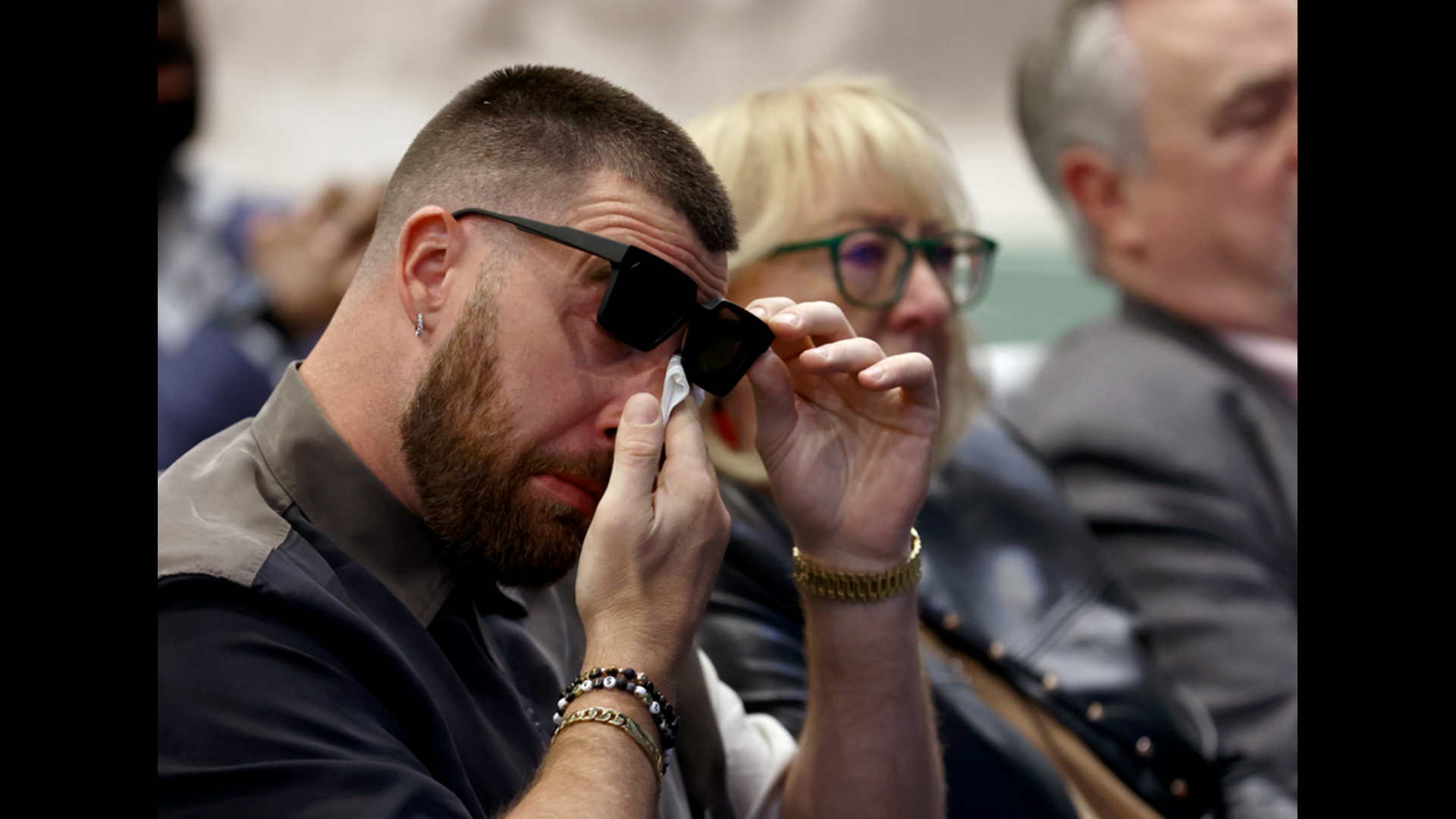 Travis Kelce Wipes Away Tears as Brother Jason Announces NFL Retirement ...