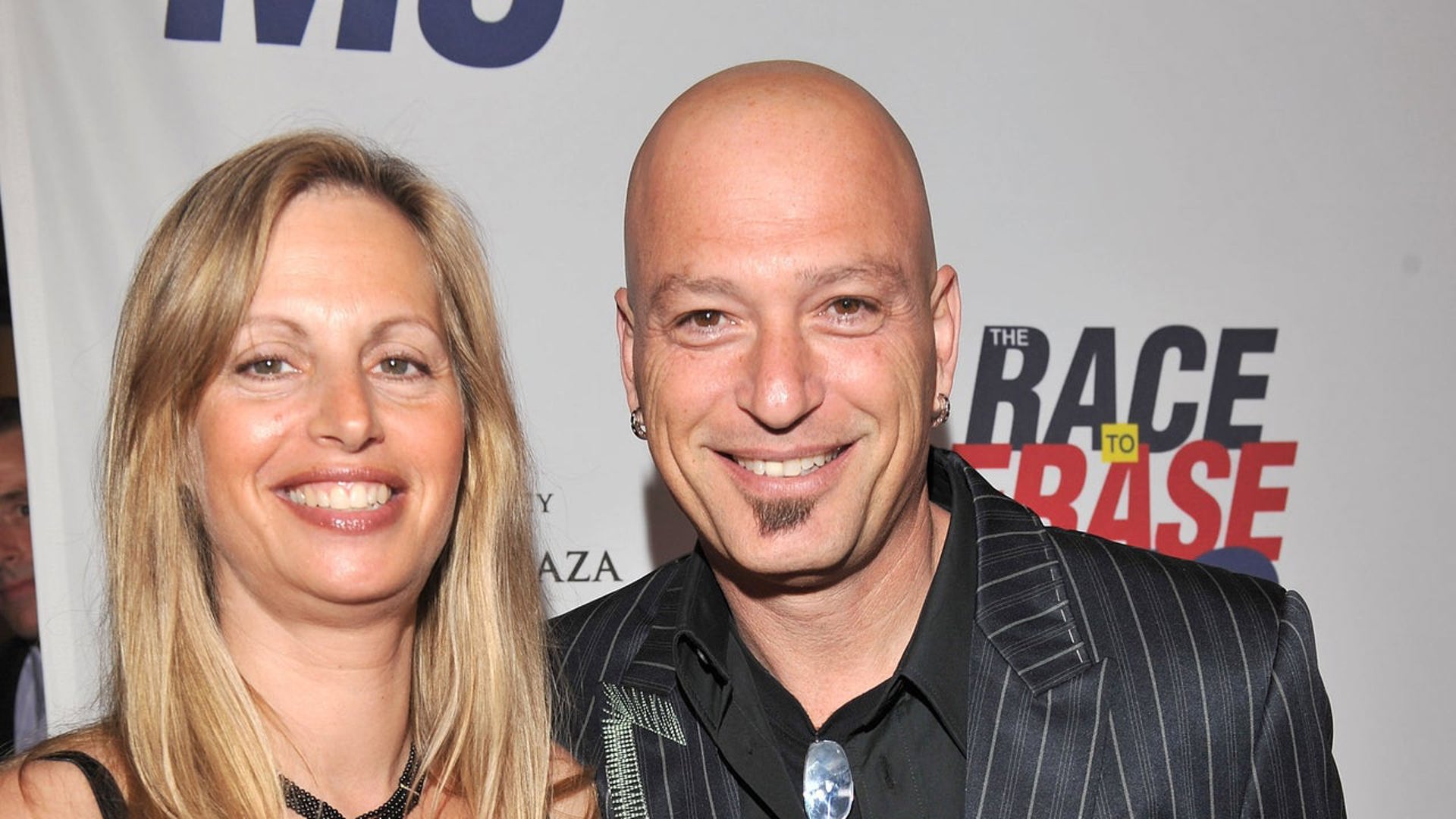 Howie Mandel Says He Found 'Tipsy' Wife Terry Lying In Pool of Blood ...