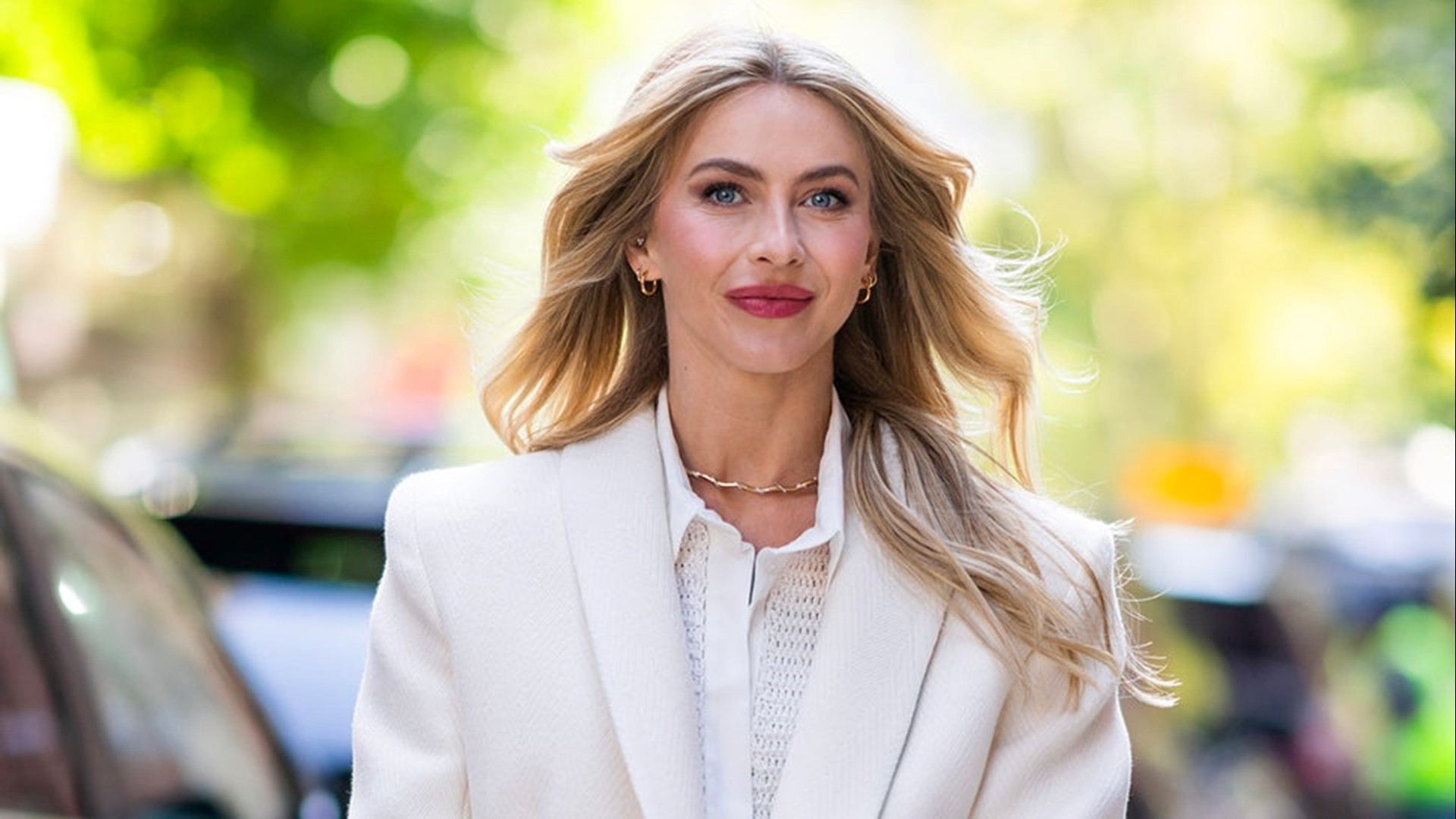 Julianne Hough Cuts Her Own Hair in 7-Minute Makeover: 'Out With the ...