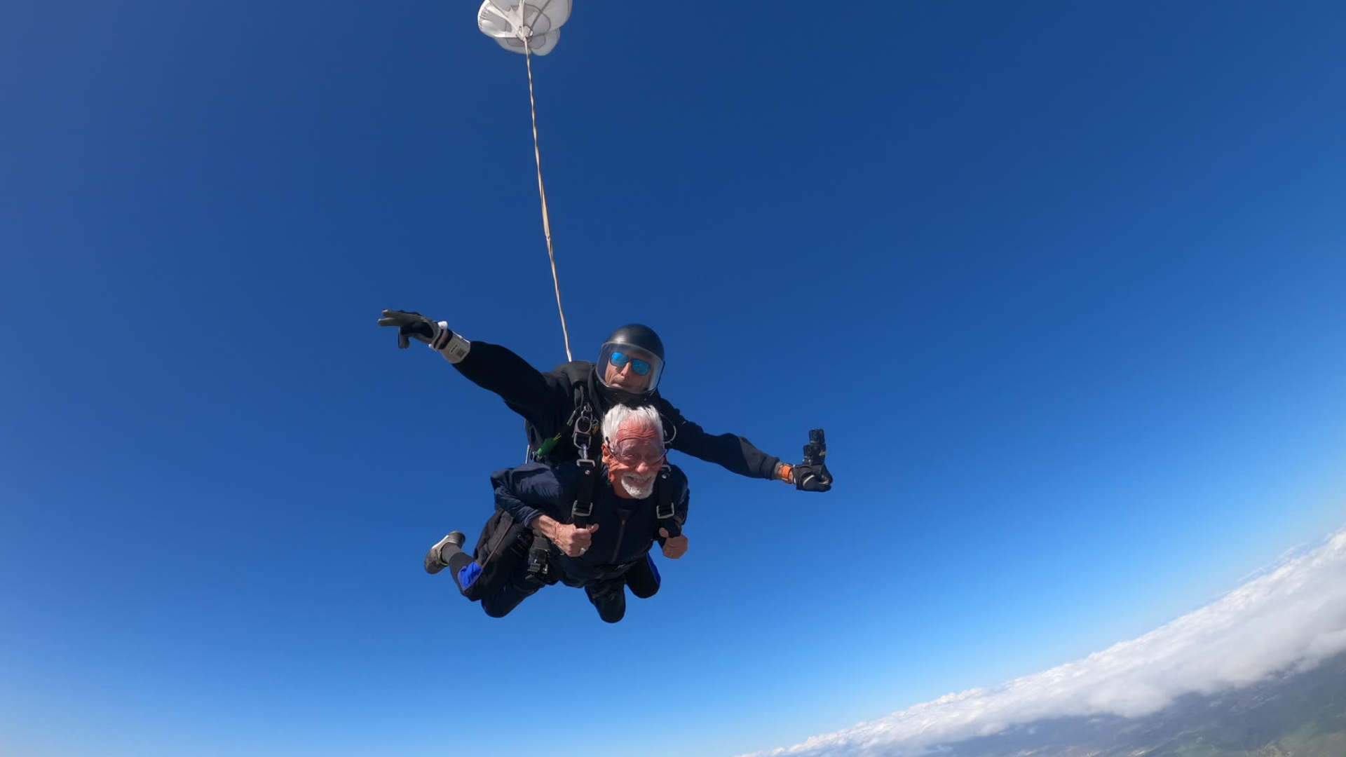 Air Force Veteran goes skydiving to celebrate his 90th birthday | wkyc.com