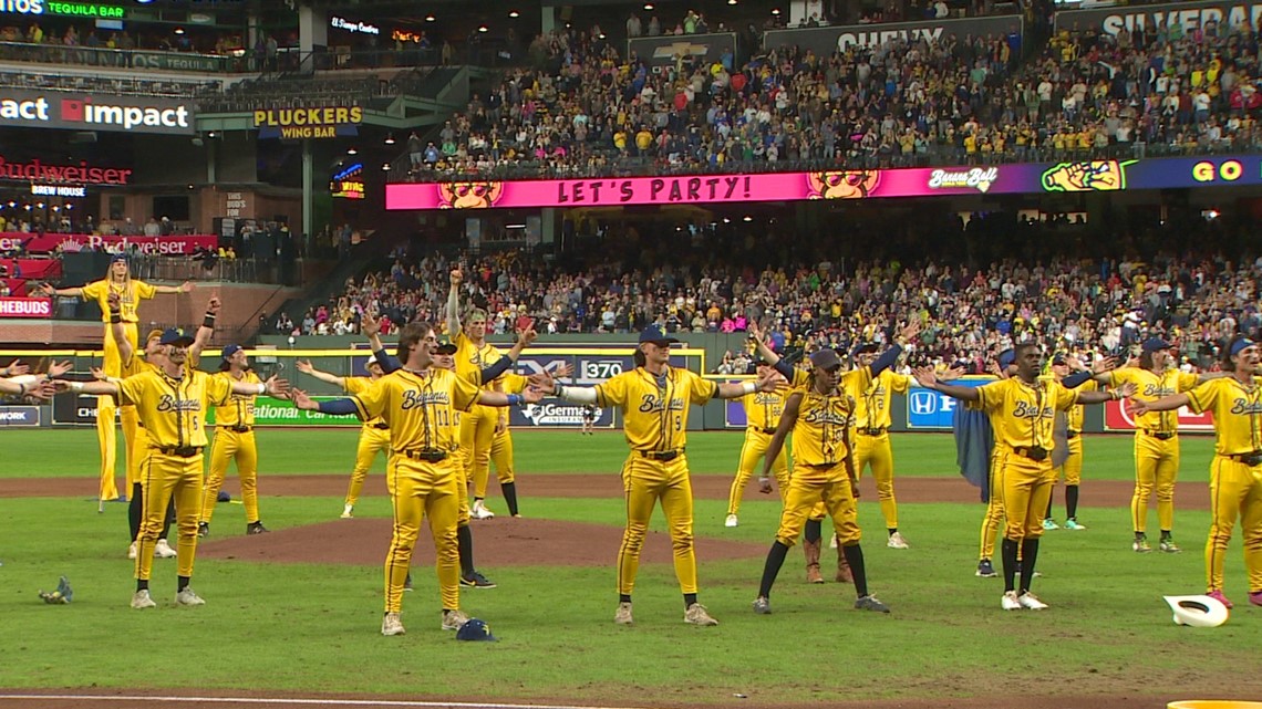 Savannah Bananas make MLB stadium debut at Minute Maid Park | wkyc.com