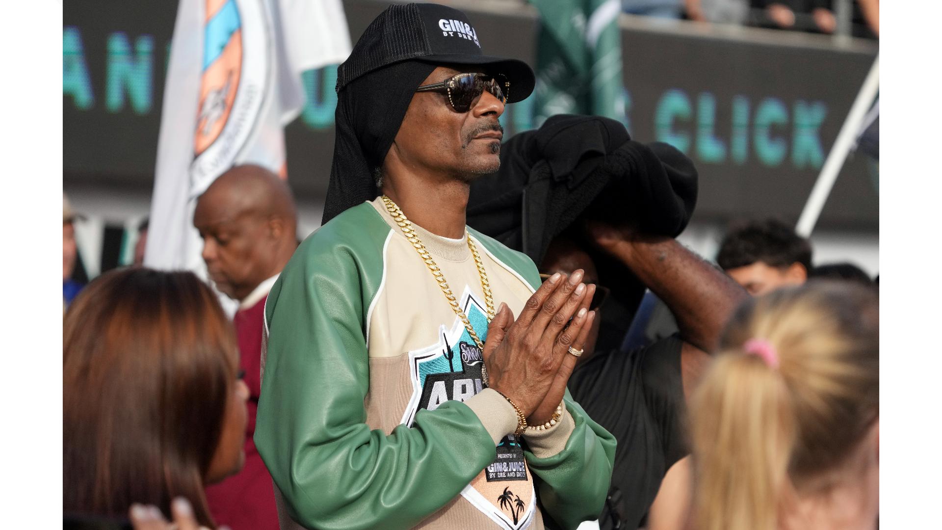 Snoop Dogg thrills crowd in bowl game that bears his name | wkyc.com