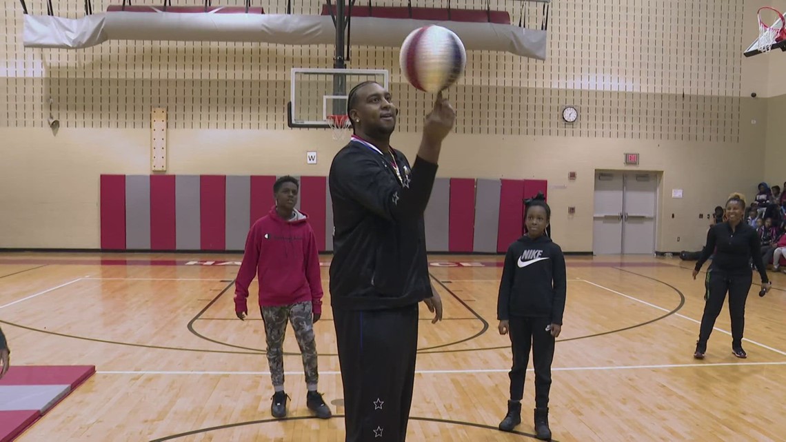 Harlem Globetrotter Hot Rod De La Rosa visits Harvey Rice school | wkyc.com