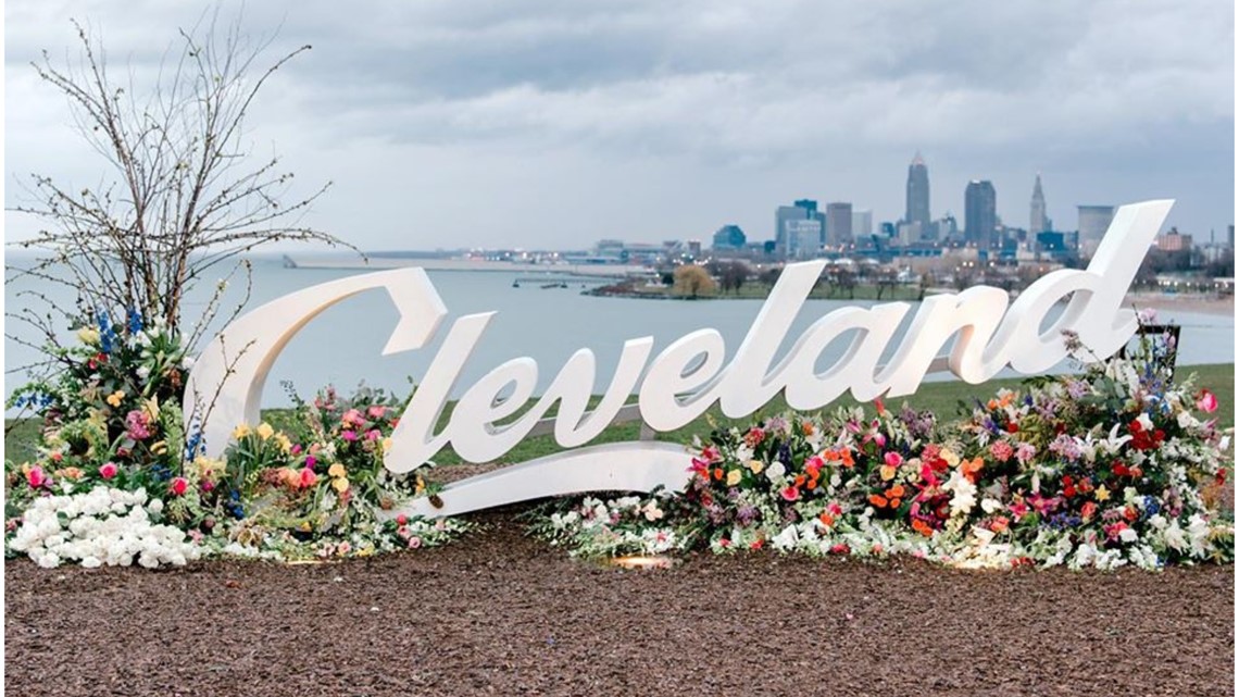 Look: Flowers adorn famous Cleveland sign | wkyc.com