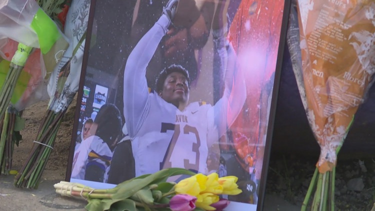 Avon High School football honors late teammate Jeremiah Kelly during ...