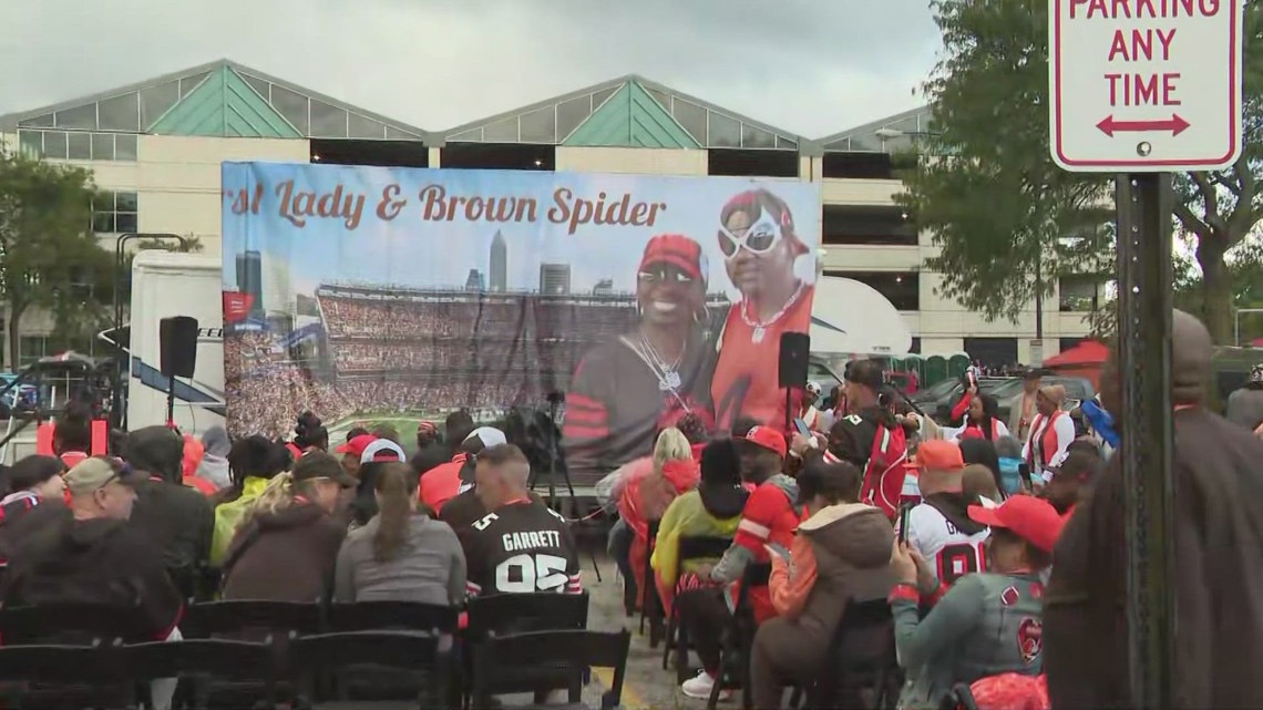 Guests gather at Muni Lot for wedding of Cleveland Browns superans at ...