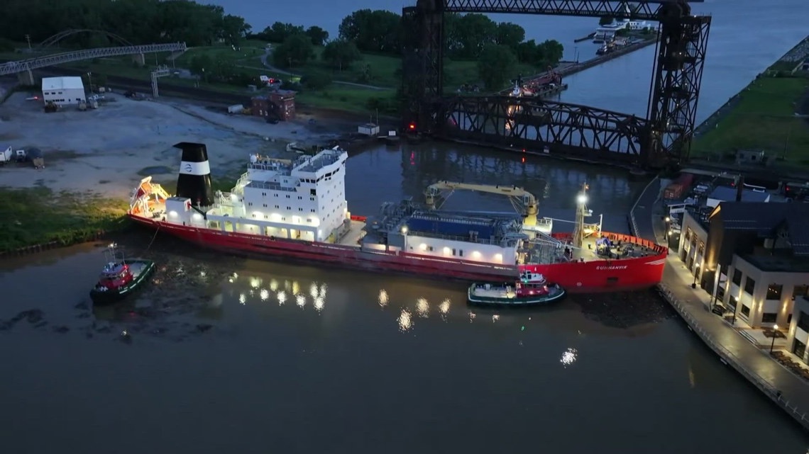 Ship gets stuck and blocks Cuyahoga River | wkyc.com