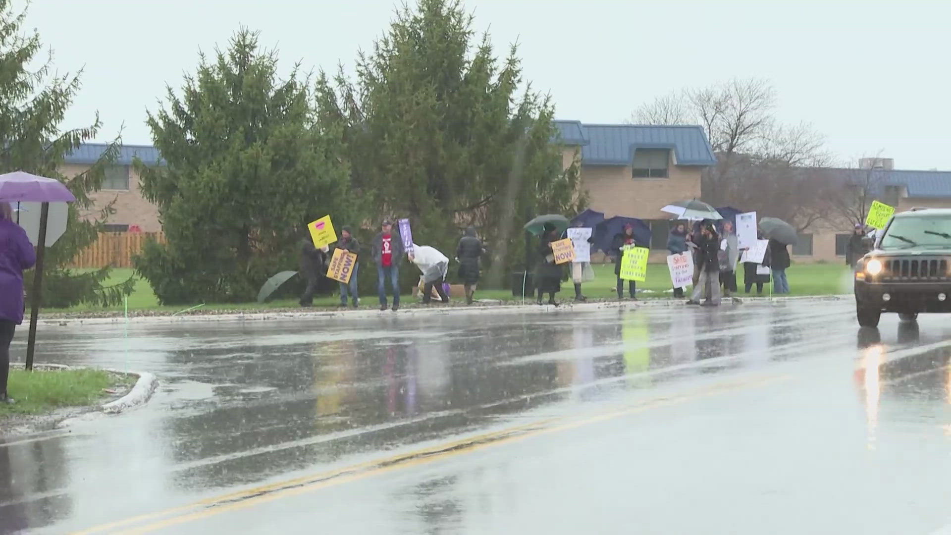 Nurses picket outside Mercy Health - Lorain Hospital amid contract ...