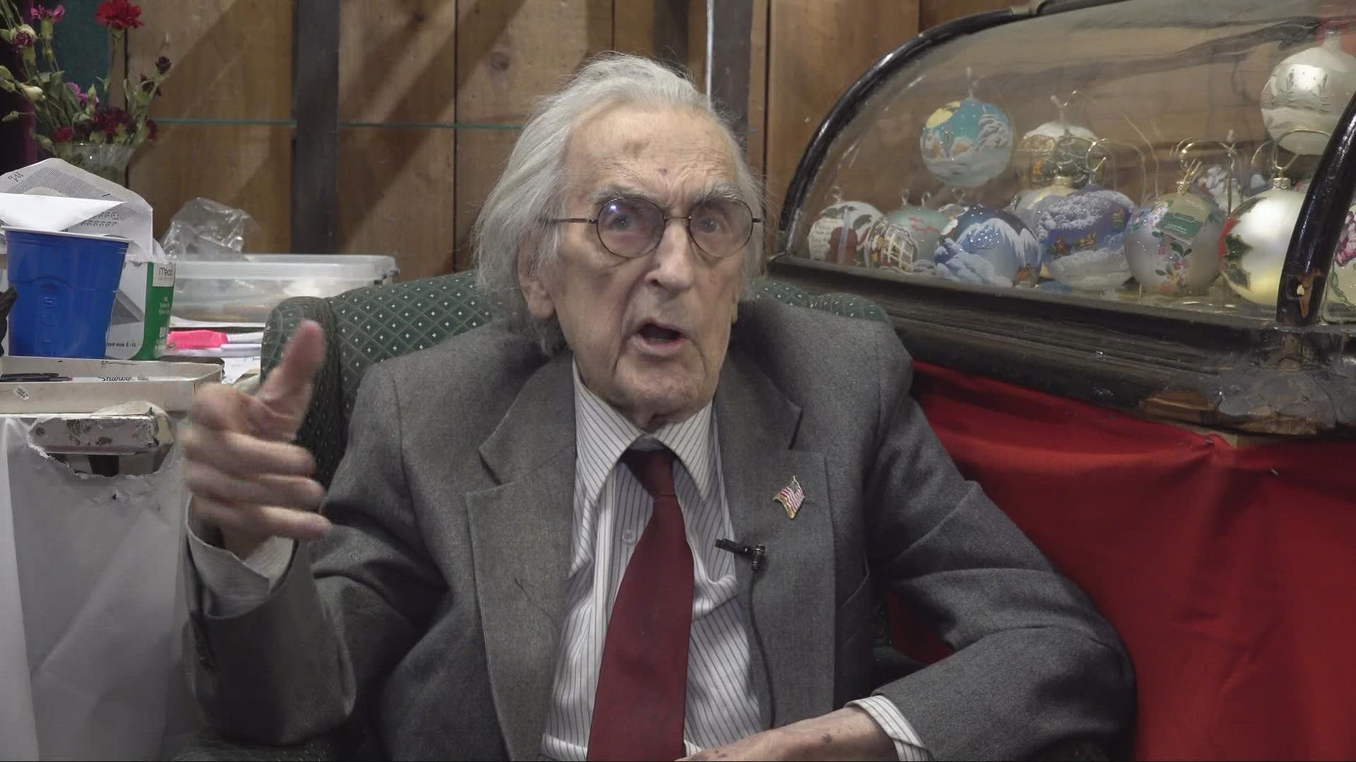 'Mr. Christmas' Bill Hixson of Hixson's Inc. in Lakewood dies at 93 ...