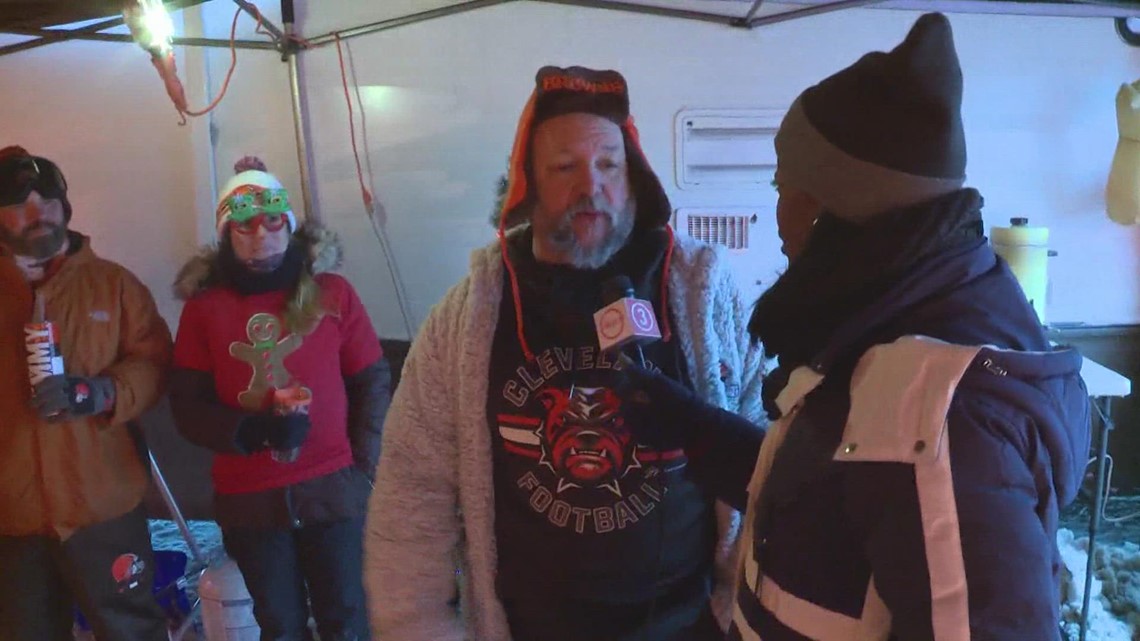 Fans come out to Muni Lot in freezing conditions ahead of Cleveland ...