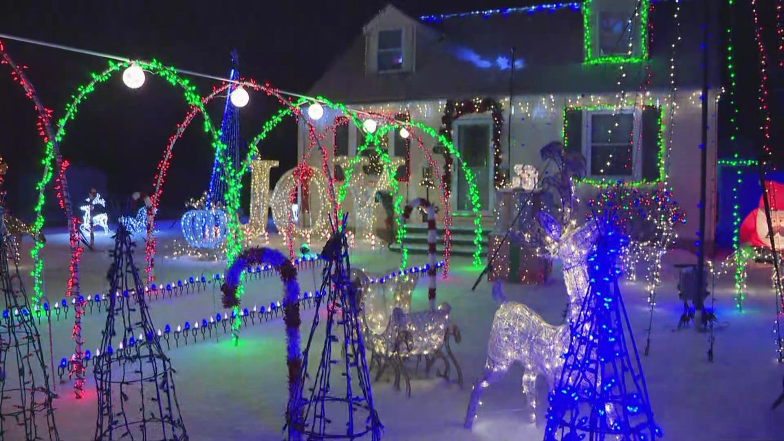 Christmas lights synchronized to music on Warwick Drive in Sheffield ...