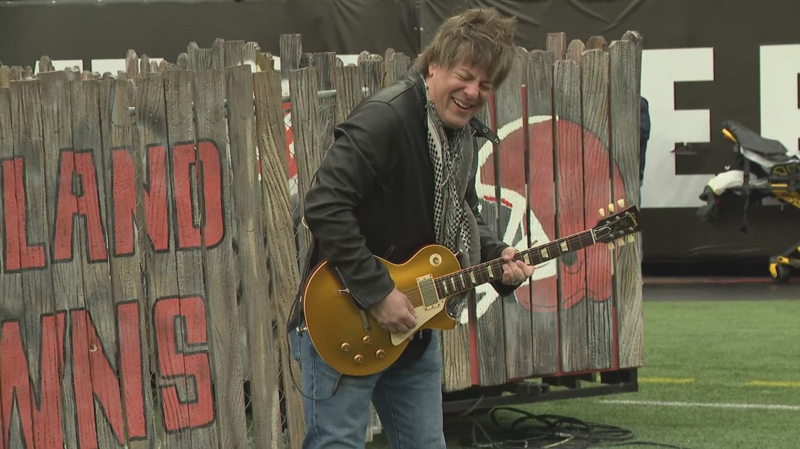 Taylor Swift guitarist Paul Sidoti plays at Cleveland Browns game vs ...