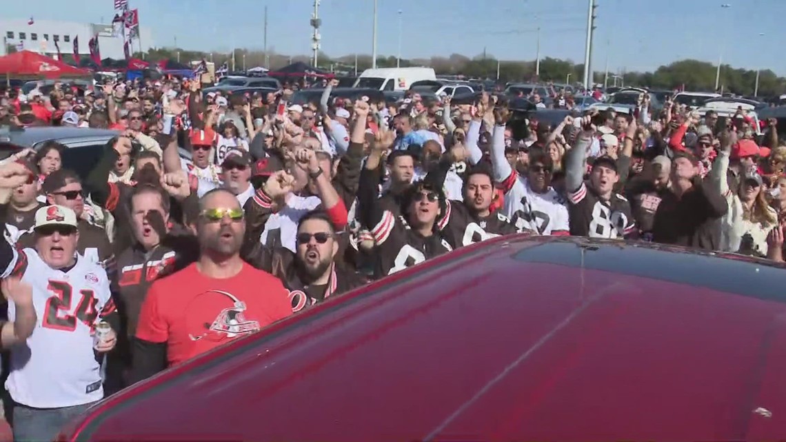 Cleveland fans in Houston to cheer on Browns in NFL Playoffs | wkyc.com