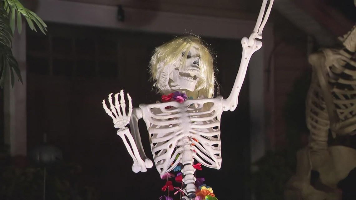 Halloween display in Wadsworth: Welcome to the 'Skeleton Beach Party ...