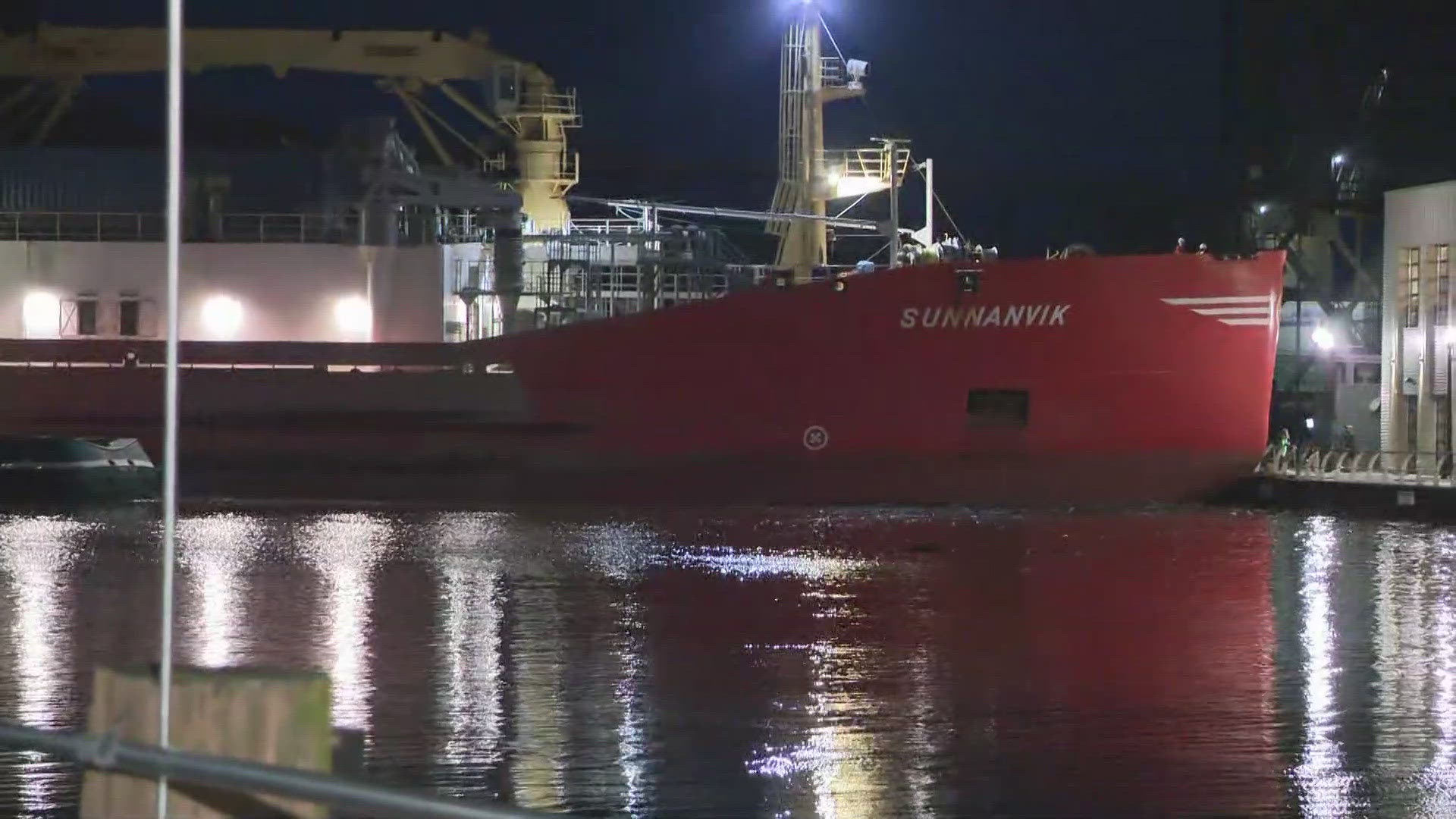 Large ship blocks Cuyahoga River in Cleveland | wkyc.com