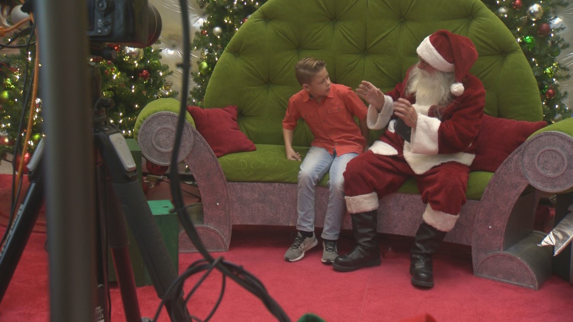 Santa signs for deaf kids in Austin mall, spreads Christmas cheer ...