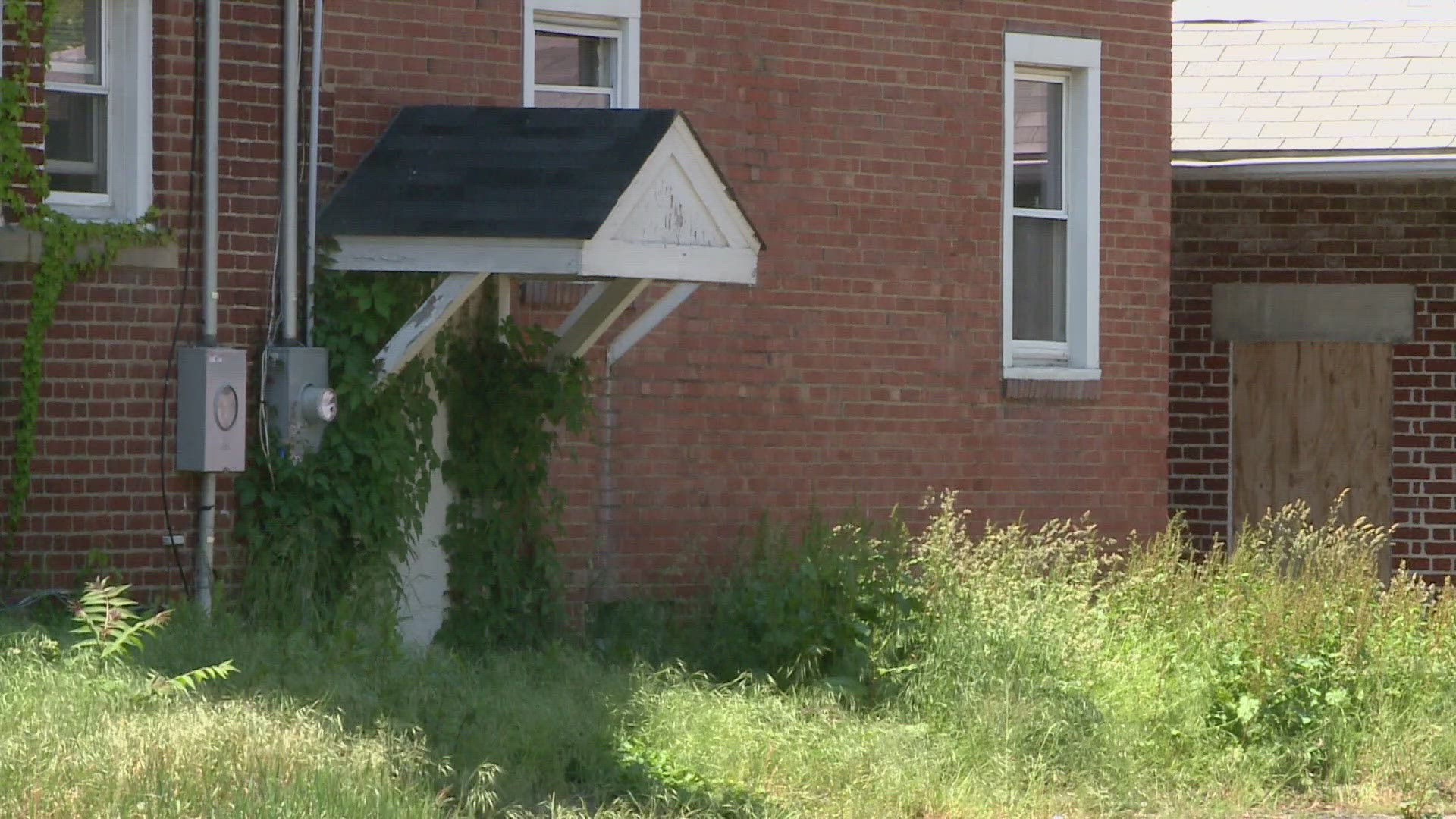 'Badly decomposed' body found behind vacant East Cleveland funeral home ...