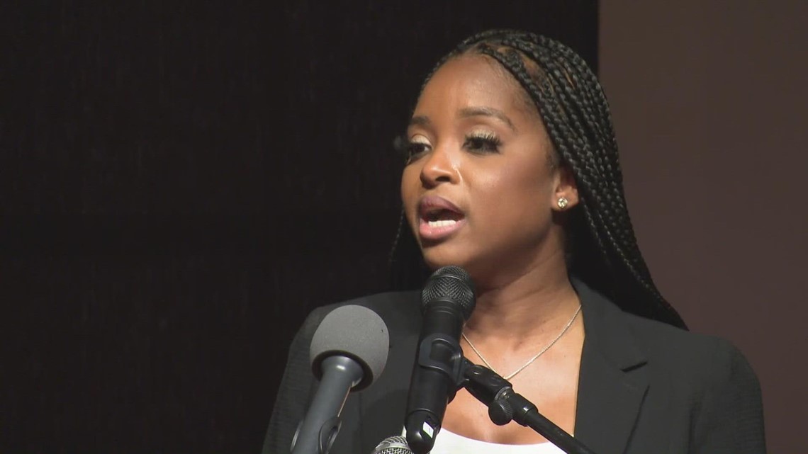 Activist Tamika Mallory calls for arrest of Akron police officers who ...