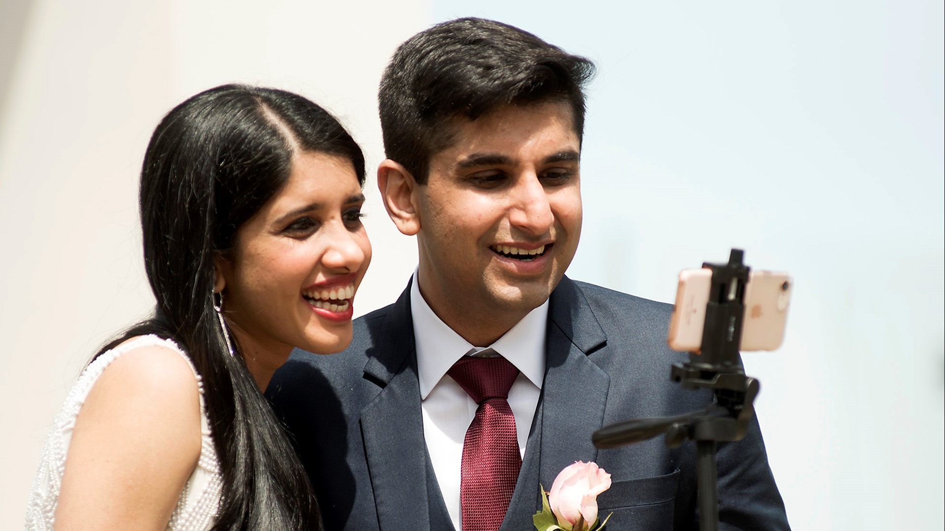 Photos: Cleveland Clinic doctors get married on hospital roof | wkyc.com
