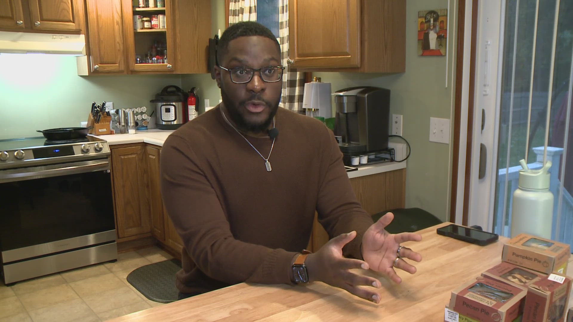 As SNAP benefits hang in the balance, Cleveland's 'Snack Daddy' steps ...