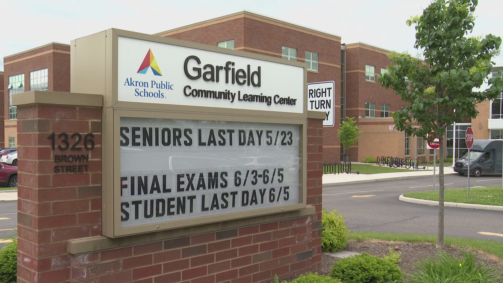 Akron police arrest 6th grader accused of bomb threat, vandalism at ...