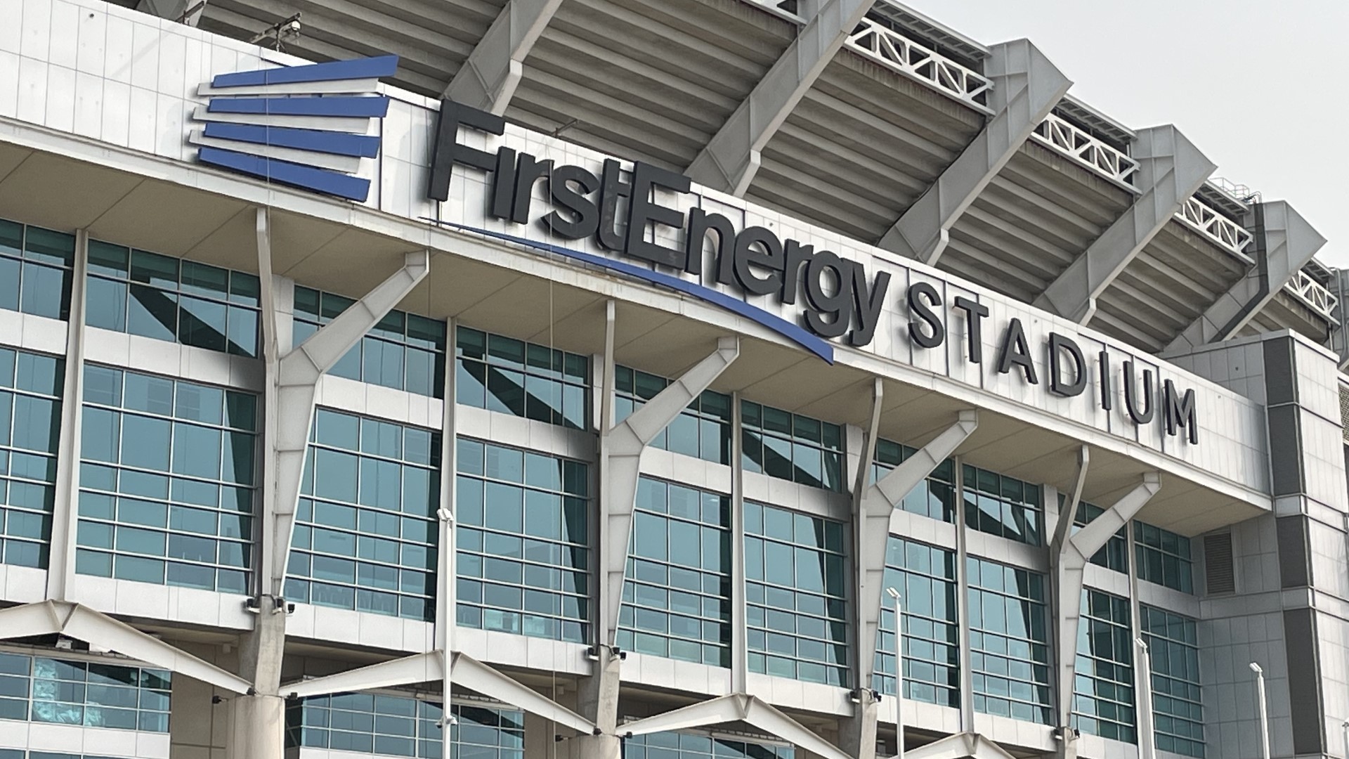FirstEnergy signs begin to come off of Cleveland Browns Stadium | wkyc.com