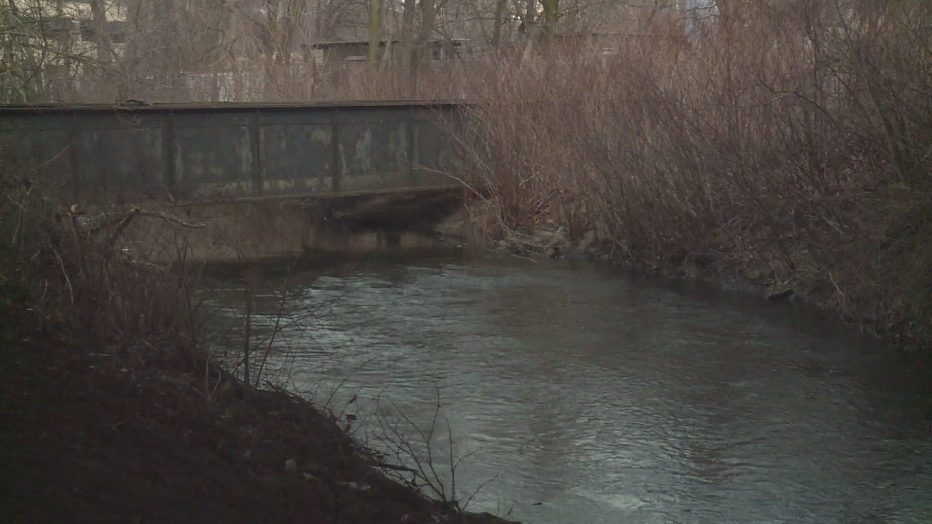 Ohio EPA responds to oil spill in Little Cuyahoga River in Akron | wkyc.com