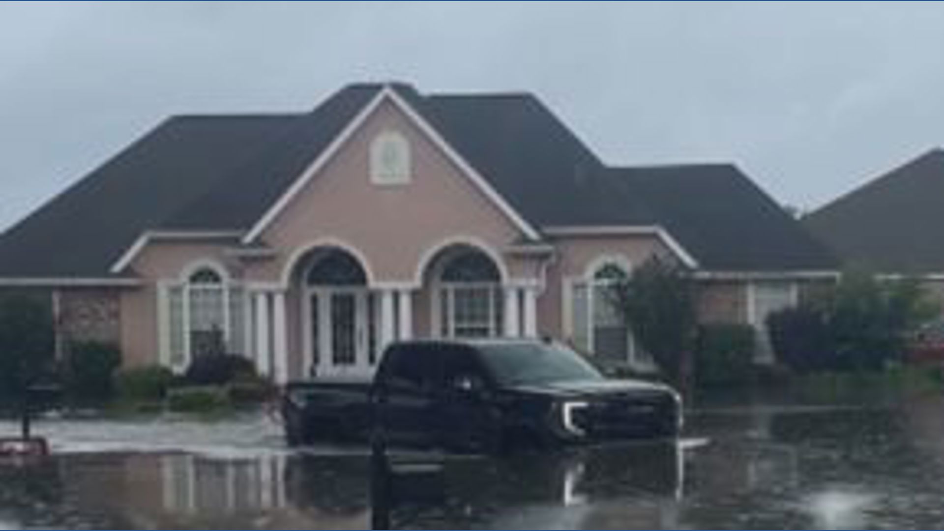 Floodwaters submerge cars after heavy rains pound Mississippi | wkyc.com