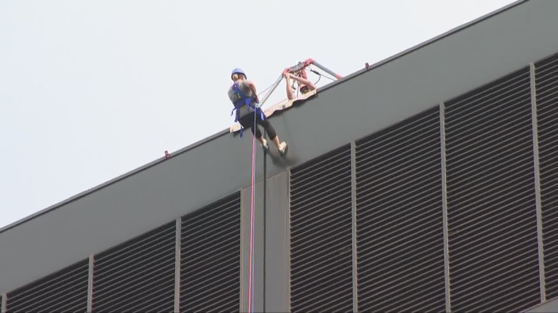 Daredevils rappel down 23-story Cleveland building for organ donation ...