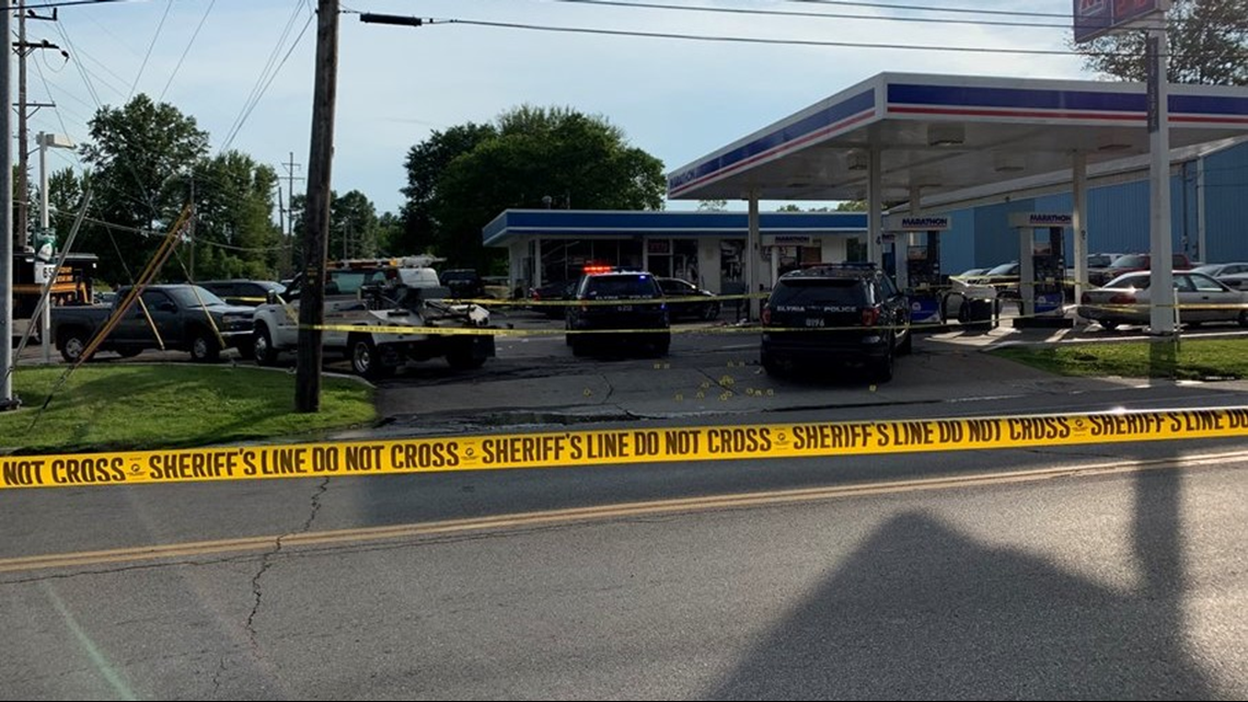Elyria Police open fire after suspects threaten officers at gas station ...
