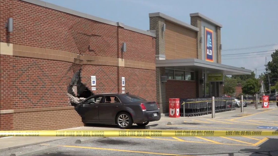 Car slams into Lakewood ALDI | wkyc.com