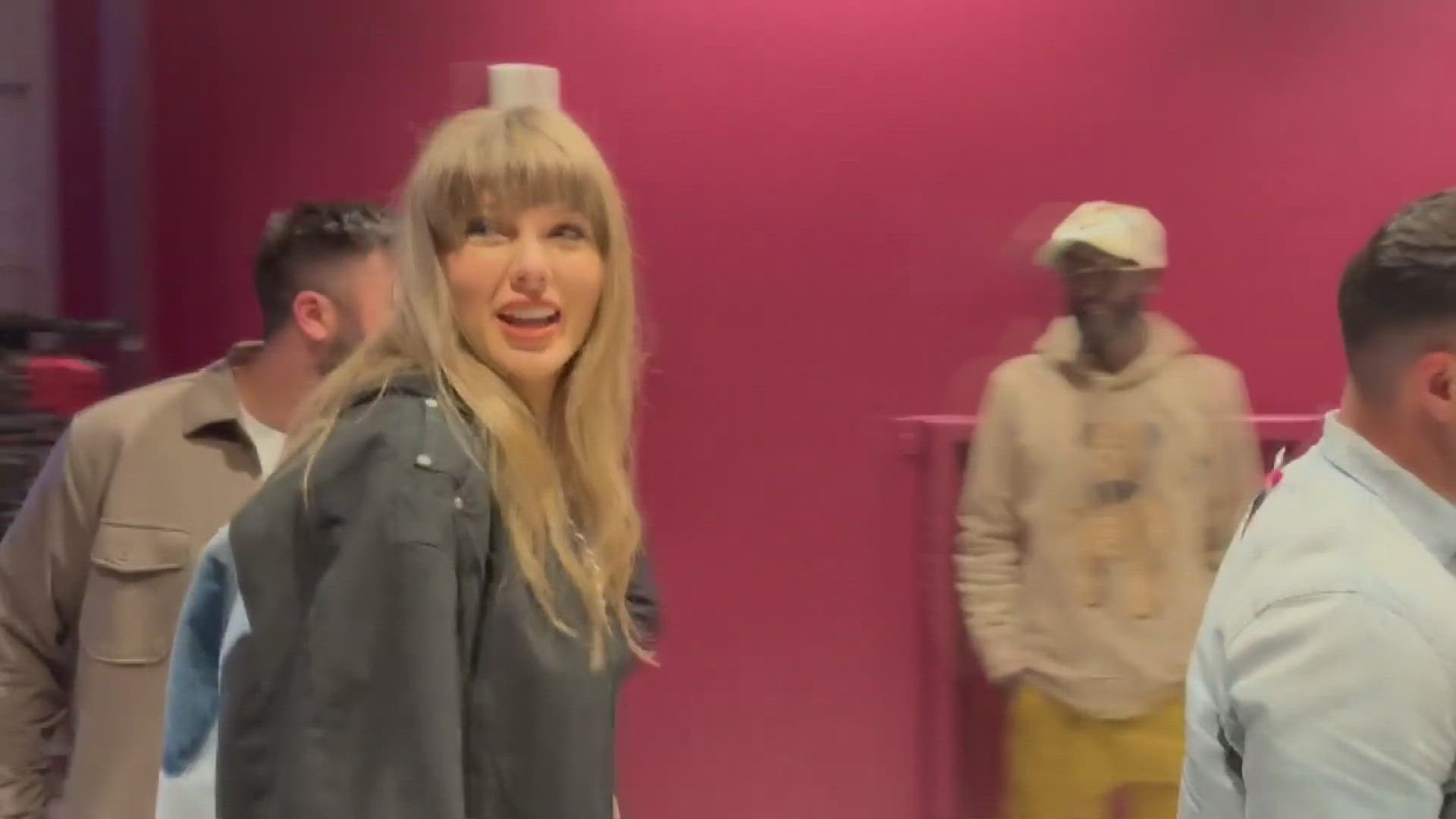 Taylor Swift meets with fans while leaving Rocket Arena after Cavs ...