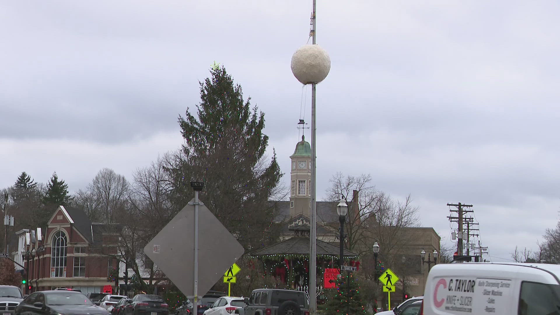 The New Year's Eve Popcorn Ball Drop in Chagrin Falls | wkyc.com