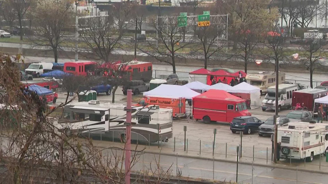 Fans come out in rain to Muni Lot ahead of Cleveland Browns vs. Tampa ...
