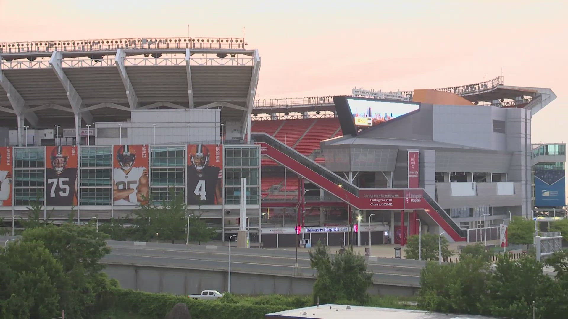 Cleveland Browns keep door open to renovating current downtown stadium ...