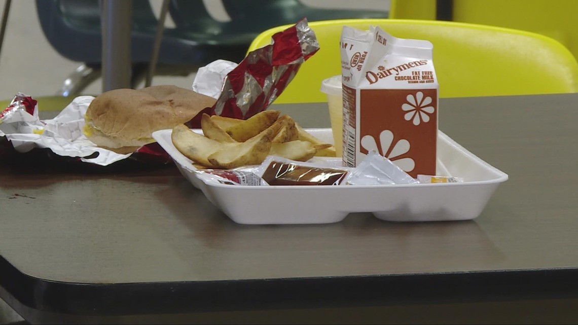 Many parents now have to pay for school lunches again | wkyc.com