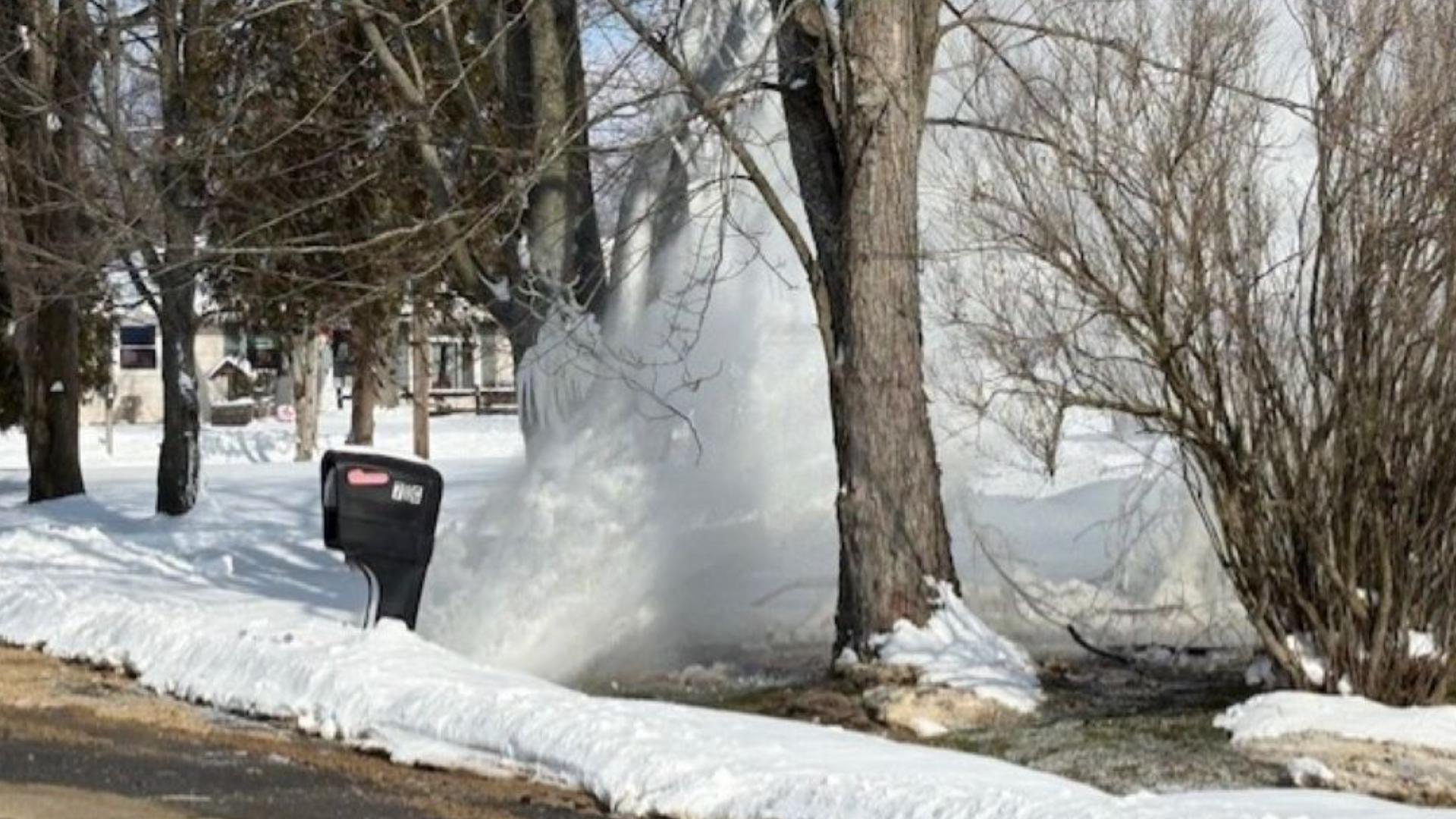 Crews work through freezing temperatures to repair water main break in ...