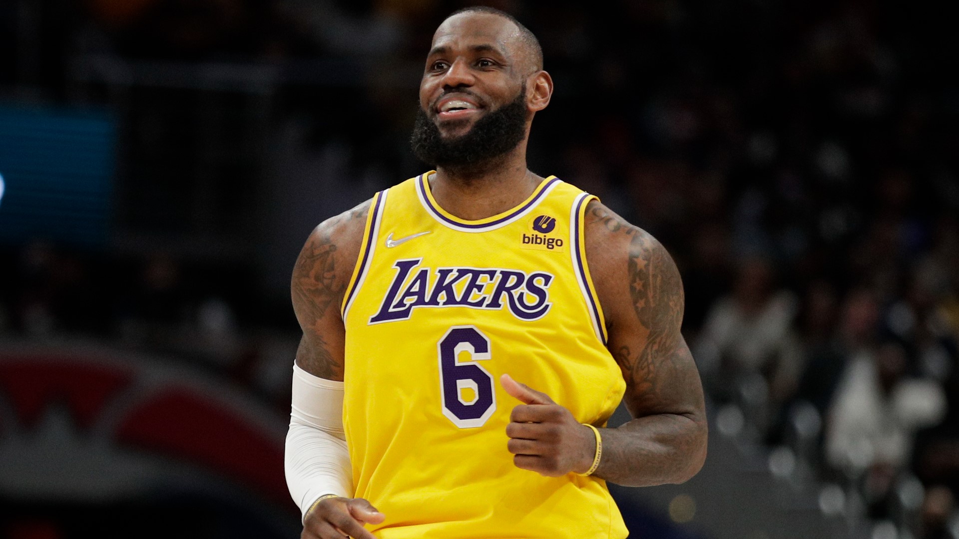 Cavs fans salute LeBron James for moving up NBA's scoring list | wkyc.com