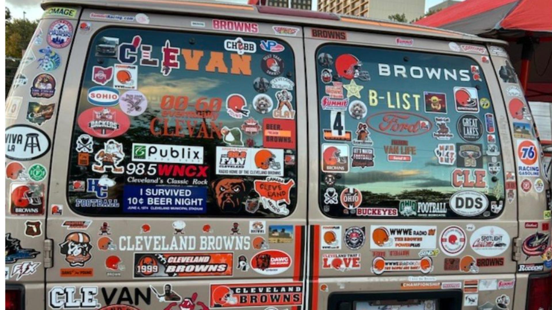 Cleveland Browns fans gather in Muni Lot to tailgate for opener | wkyc.com