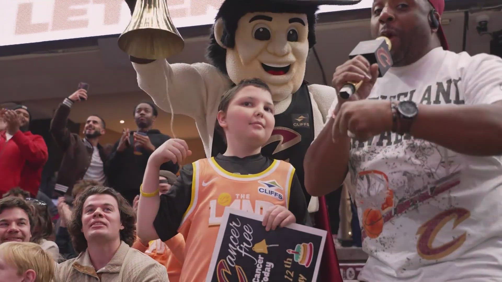 Watch the moment over 19,000 fans cheered for a 12-year-old cancer ...