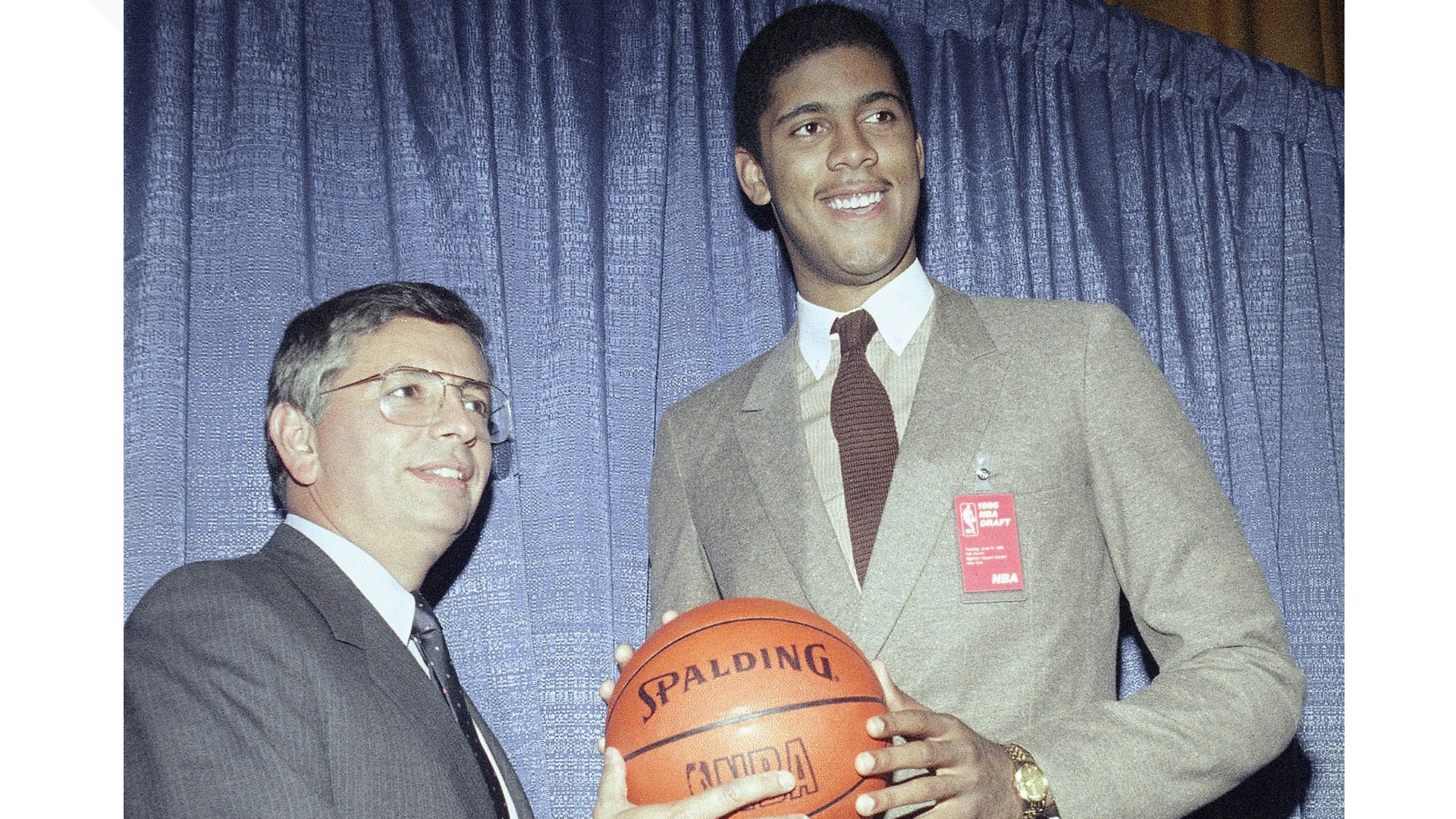Cavs pay tribute to David Stern after his death | wkyc.com