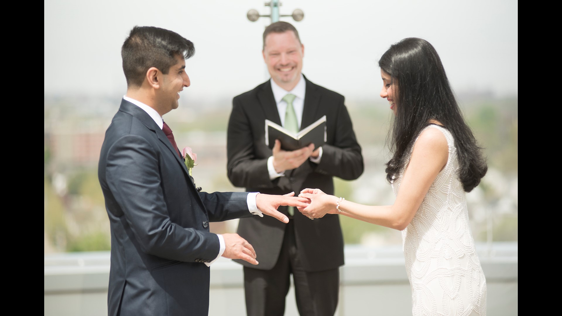 Photos: Cleveland Clinic doctors get married on hospital roof | wkyc.com