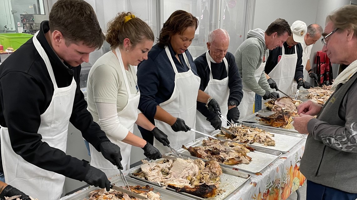Northeast Ohioans give back to community for Thanksgiving | wkyc.com