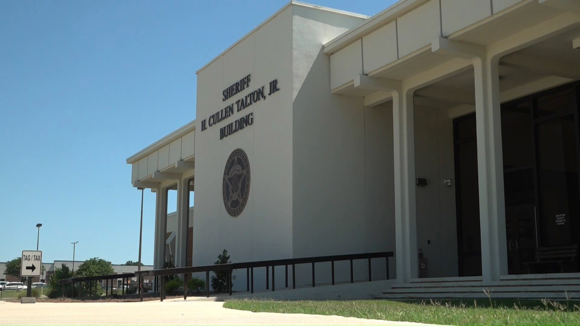 Sheriff's deputy working at school in Georgia accused of on-duty sexual ...