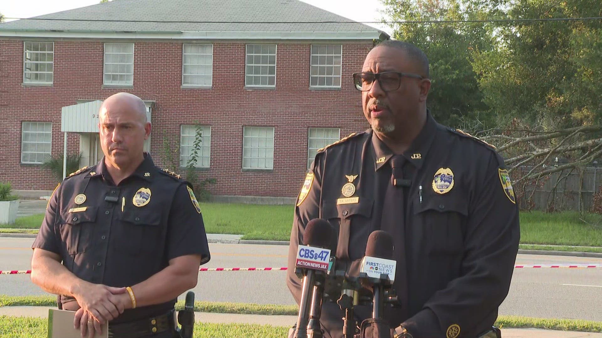 Jacksonville officer shoots stabbing suspect, who later dies | wkyc.com