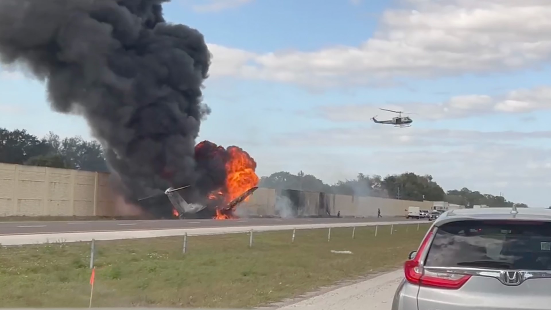 Small jet crashes onto I-75 in southwest Florida, kills 2 people | wkyc.com